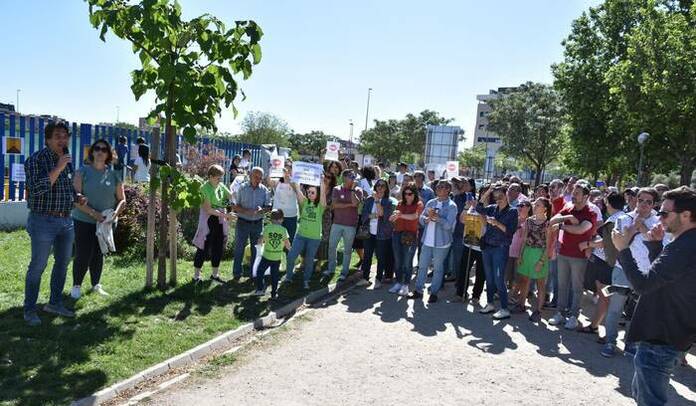 Lobato continúa su objetivo educativo en la manifestación frente al ...